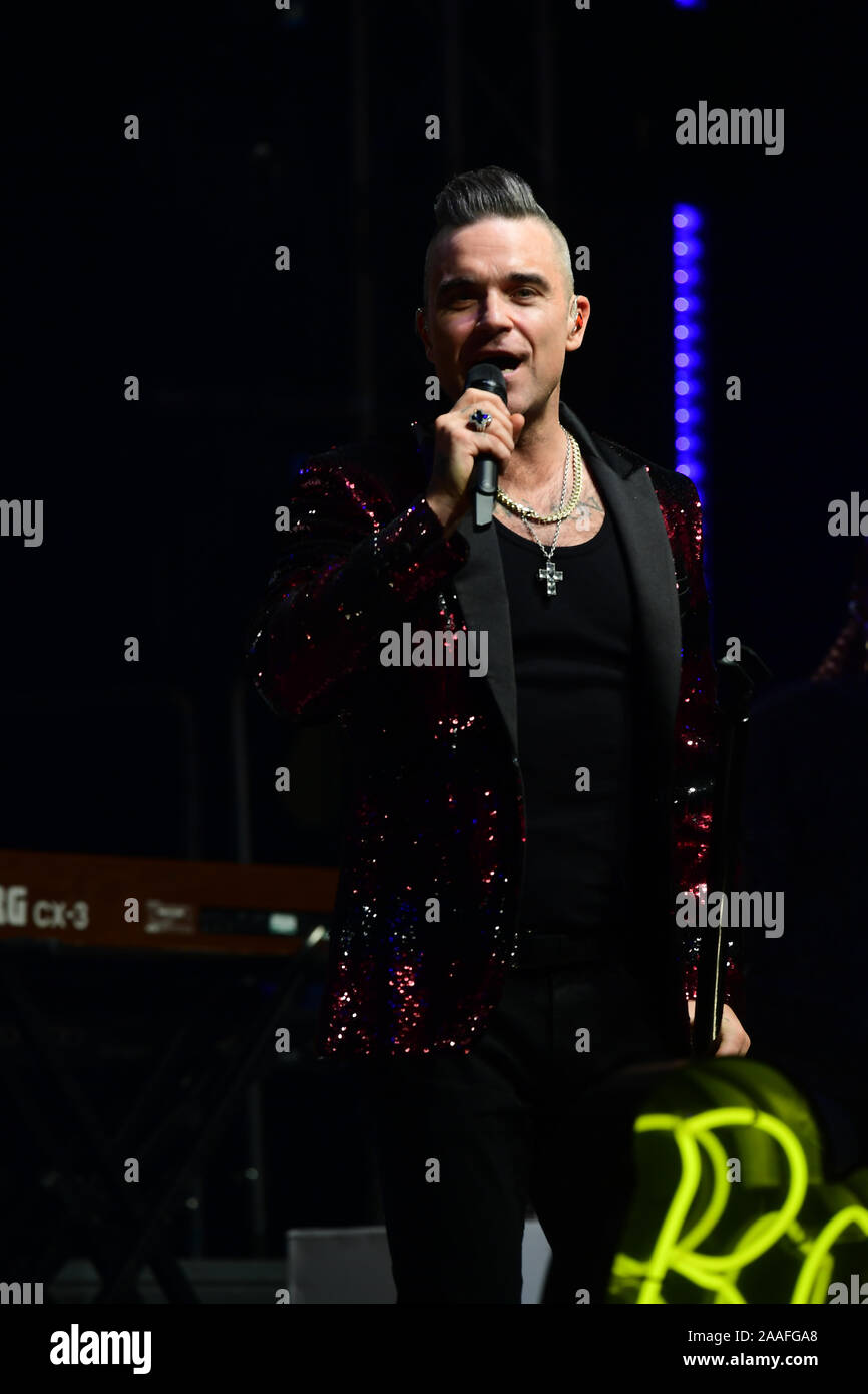 Robbie Williams surprises fans with a performance at the Hyde Park ...