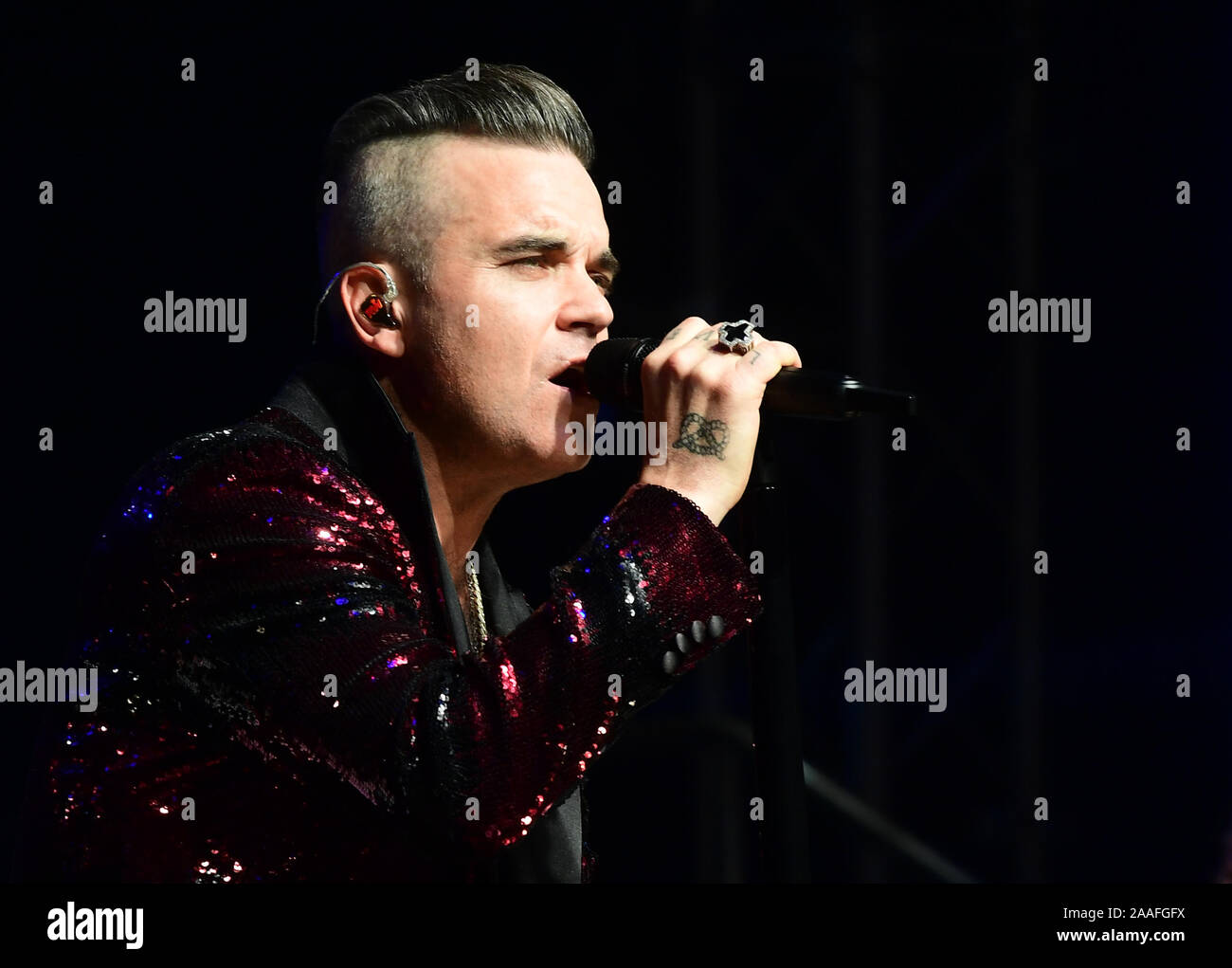 Robbie Williams surprises fans with a performance at the Hyde Park ...