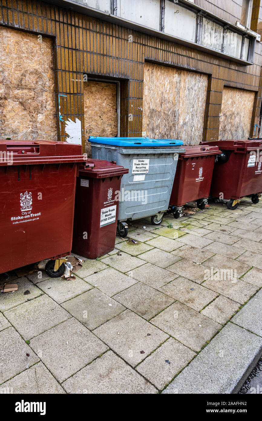 Put garbage in bins hi-res stock photography and images - Alamy