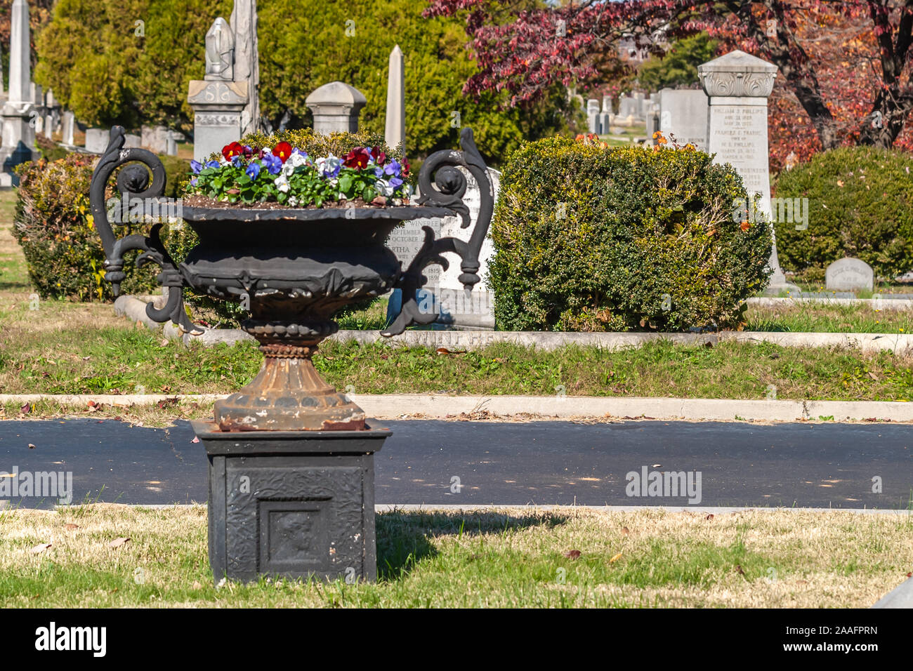 Decorative urn in Hollywood Cemetary, Richmond, VA Stock Photo - Alamy