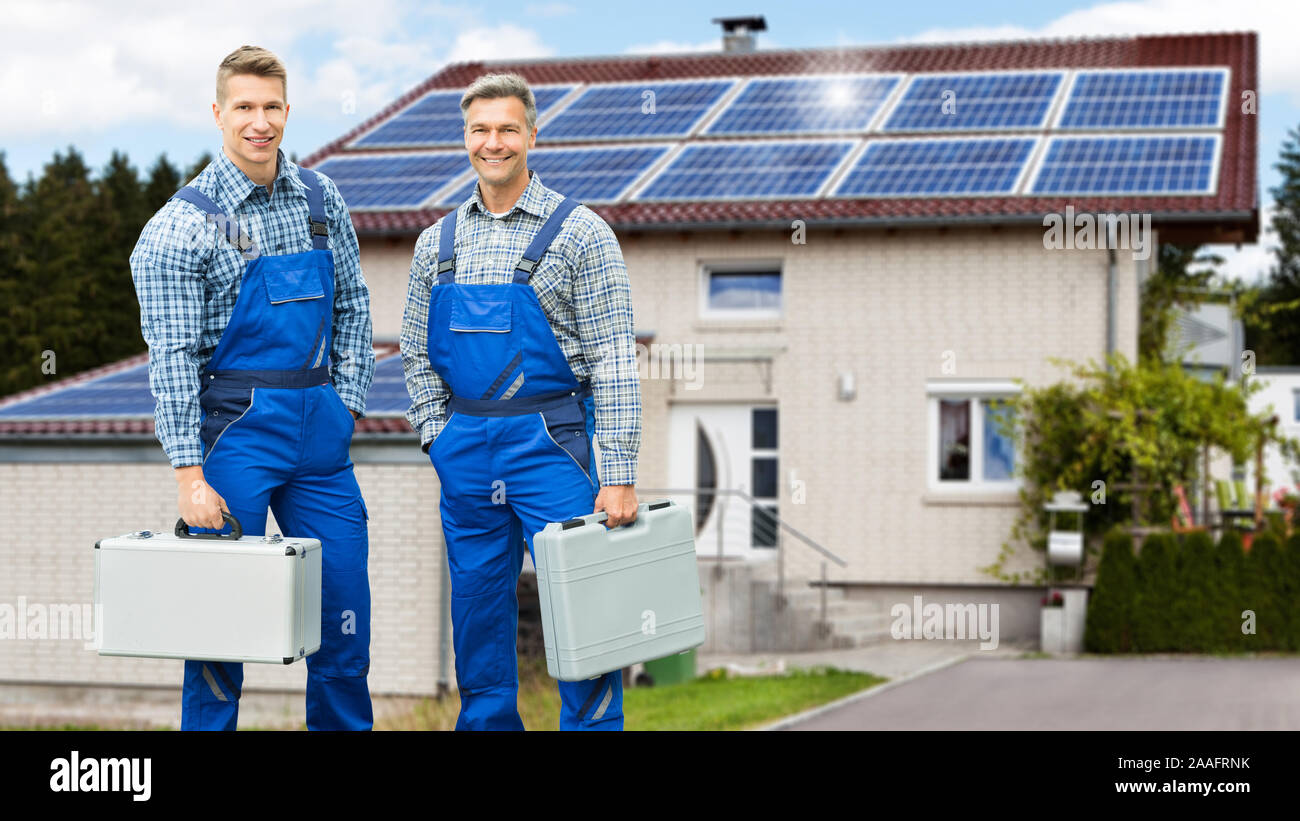 Man carrying solar panel hi-res stock photography and images - Alamy