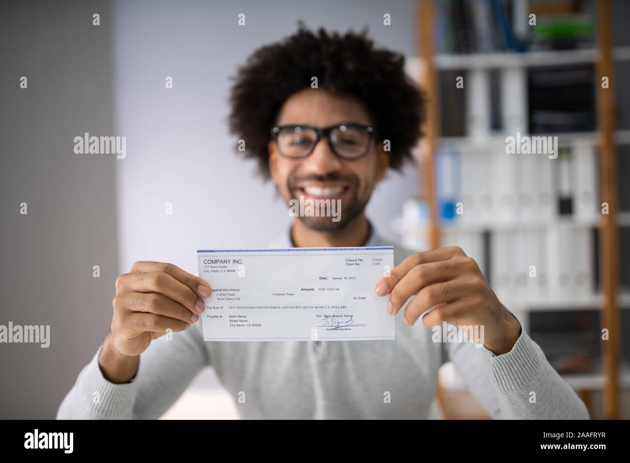 Black man holding money in his hand hi-res stock photography and images ...