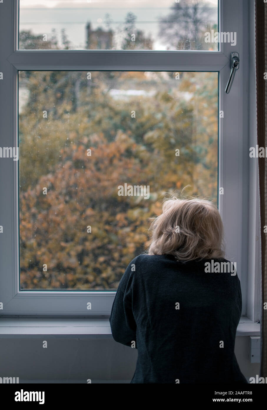 old woman looking out of the window of a house in Edinburgh Stock Photo ...