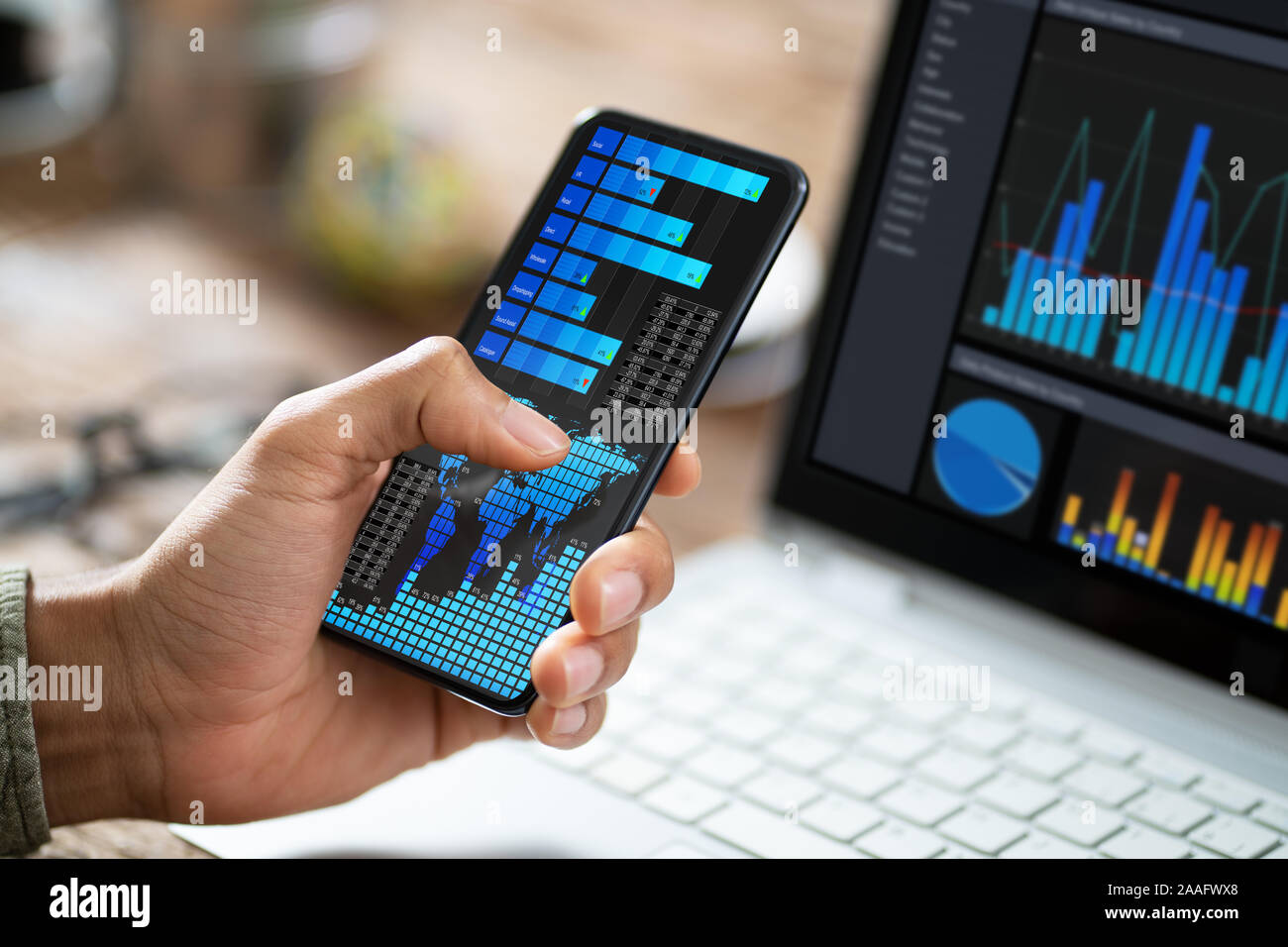 Stock market mobile hi-res stock photography and images - Alamy