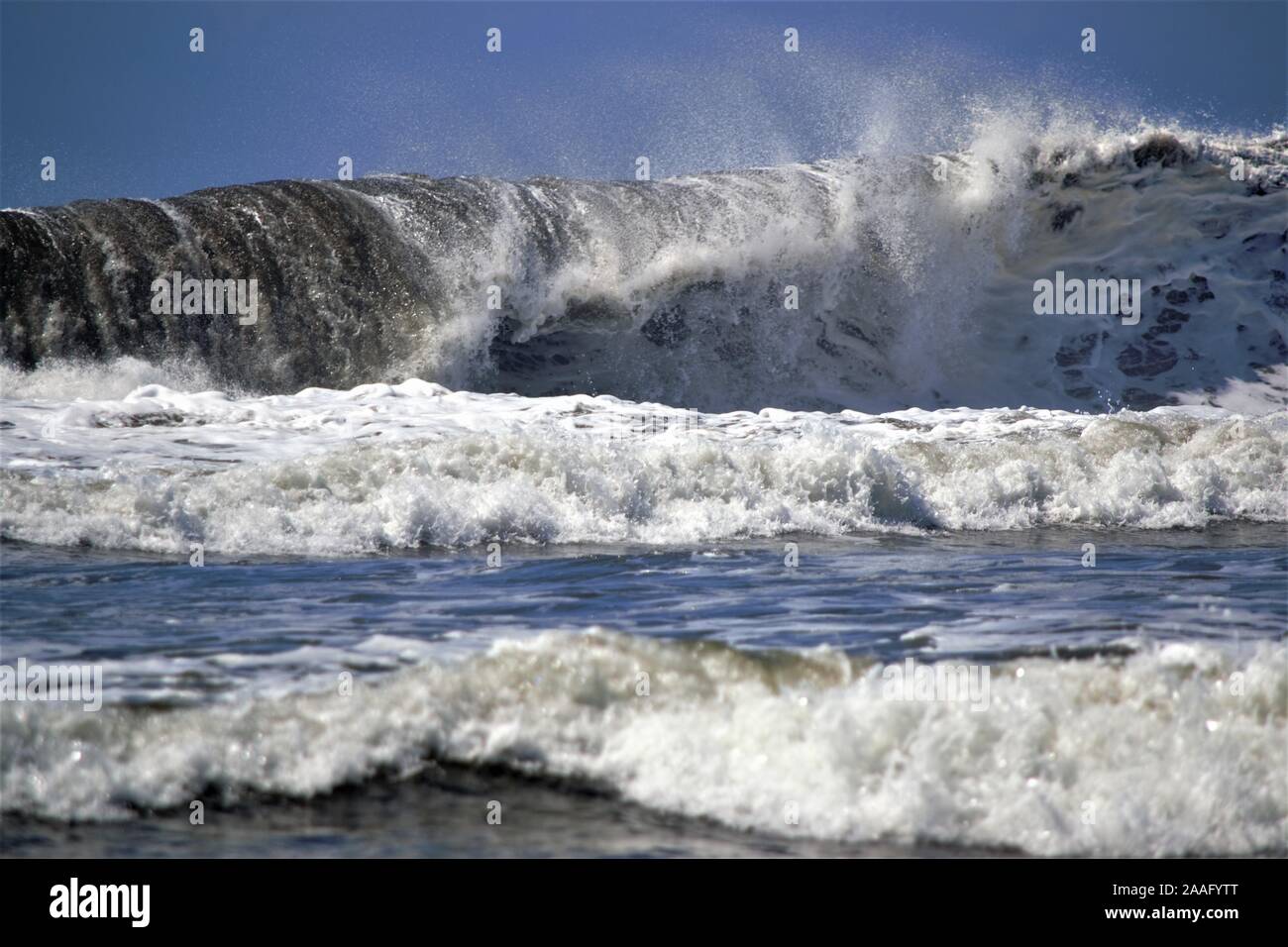 Strong surf breaking on Costa Rican beach Stock Photo - Alamy