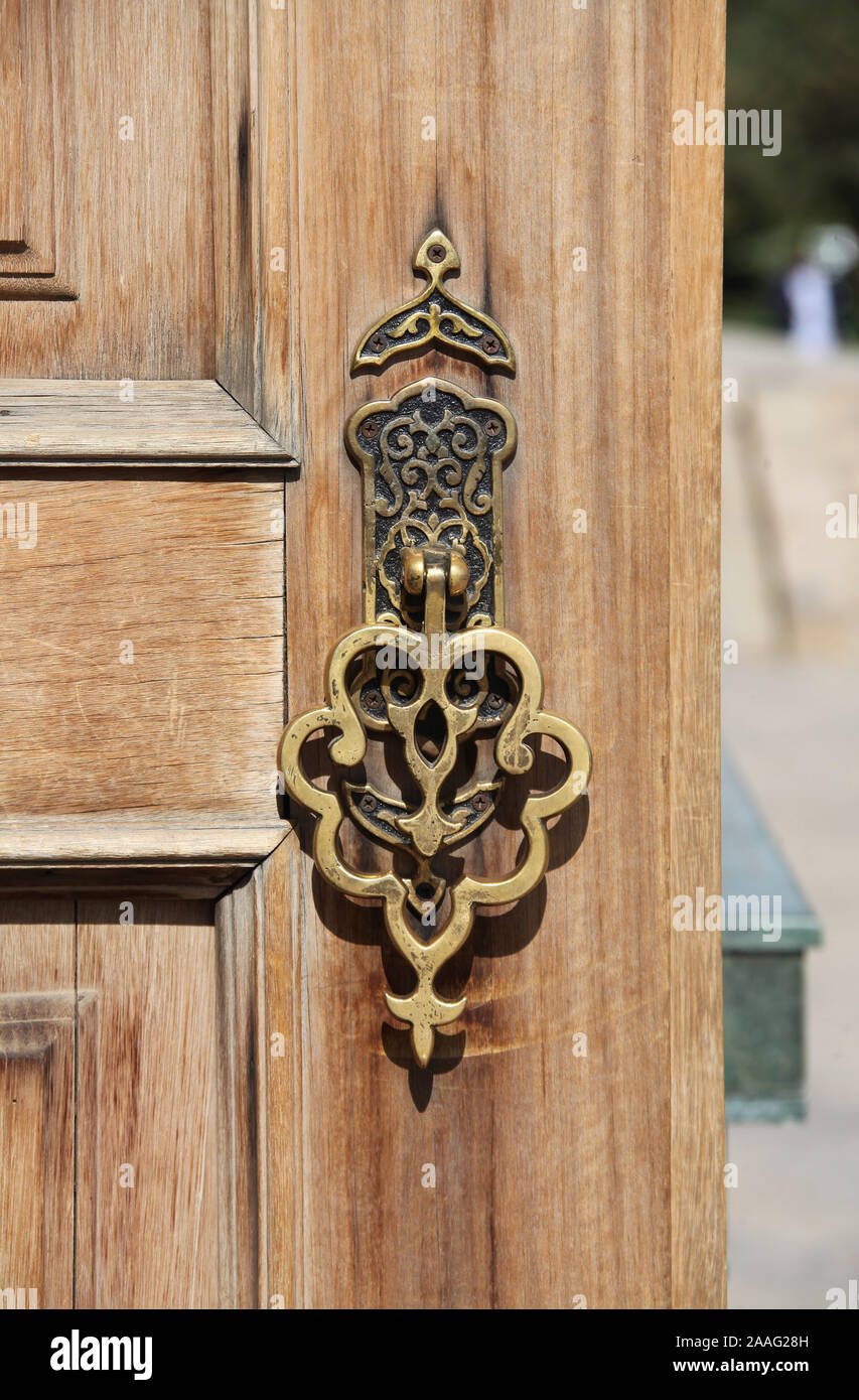Ornate door handle hi-res stock photography and images - Alamy