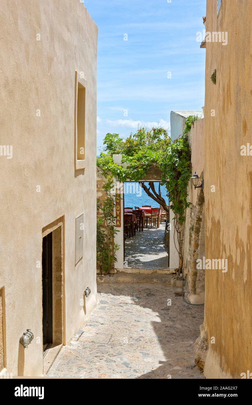 Narrow cobblestone pathways hi-res stock photography and images - Alamy
