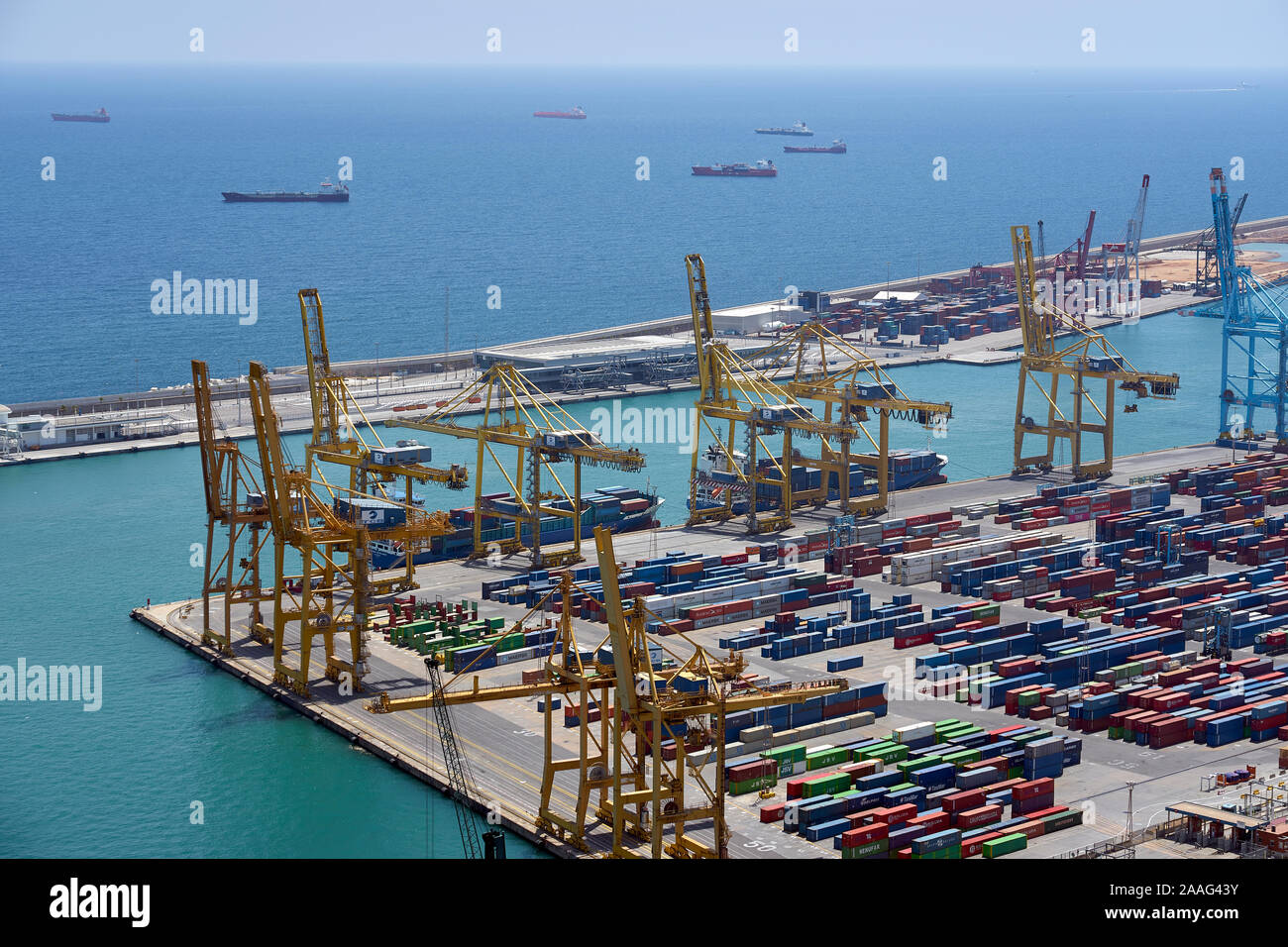 Handling shipping container hi-res stock photography and images - Alamy