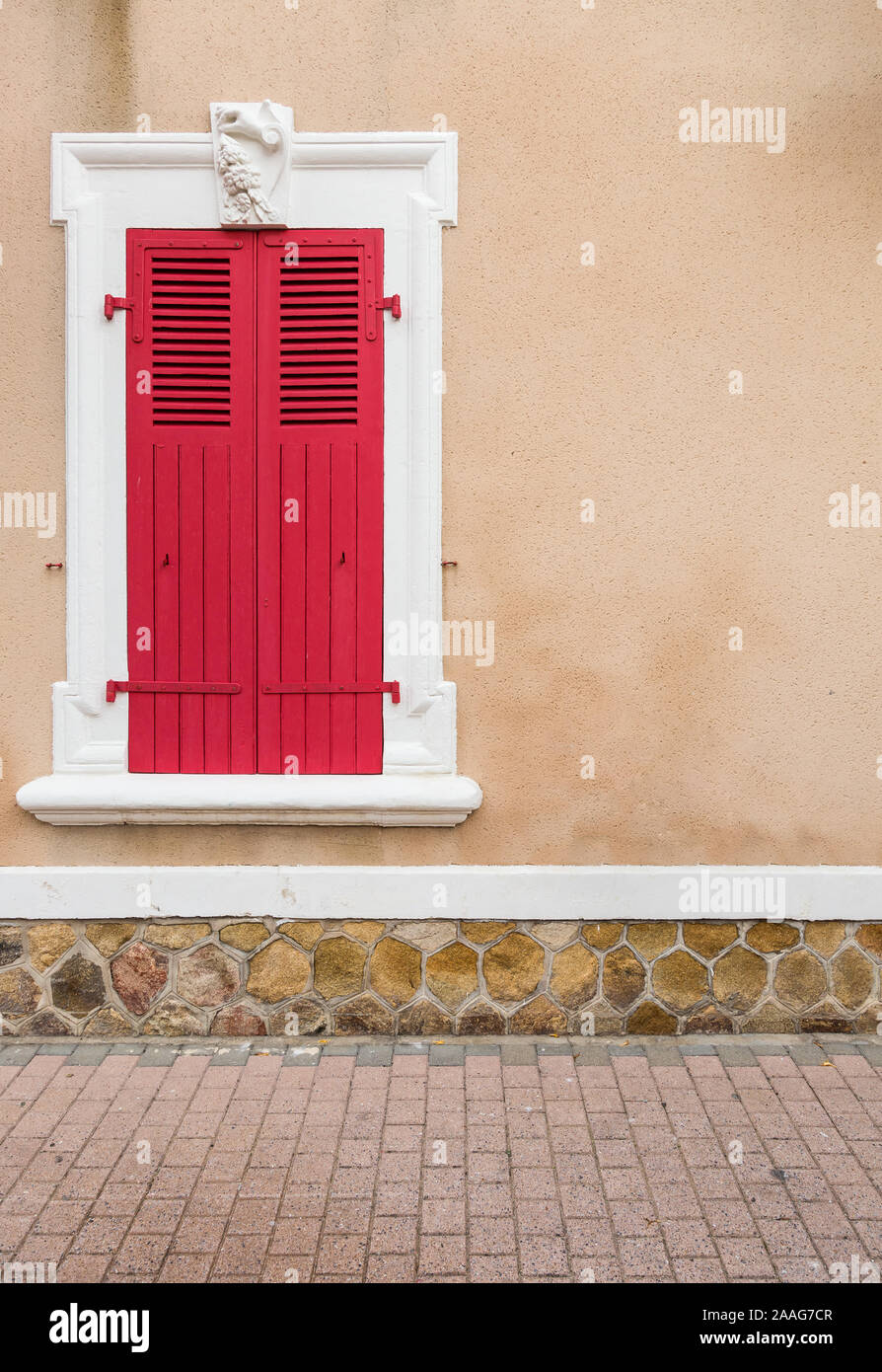 Red window frames hi-res stock photography and images - Alamy