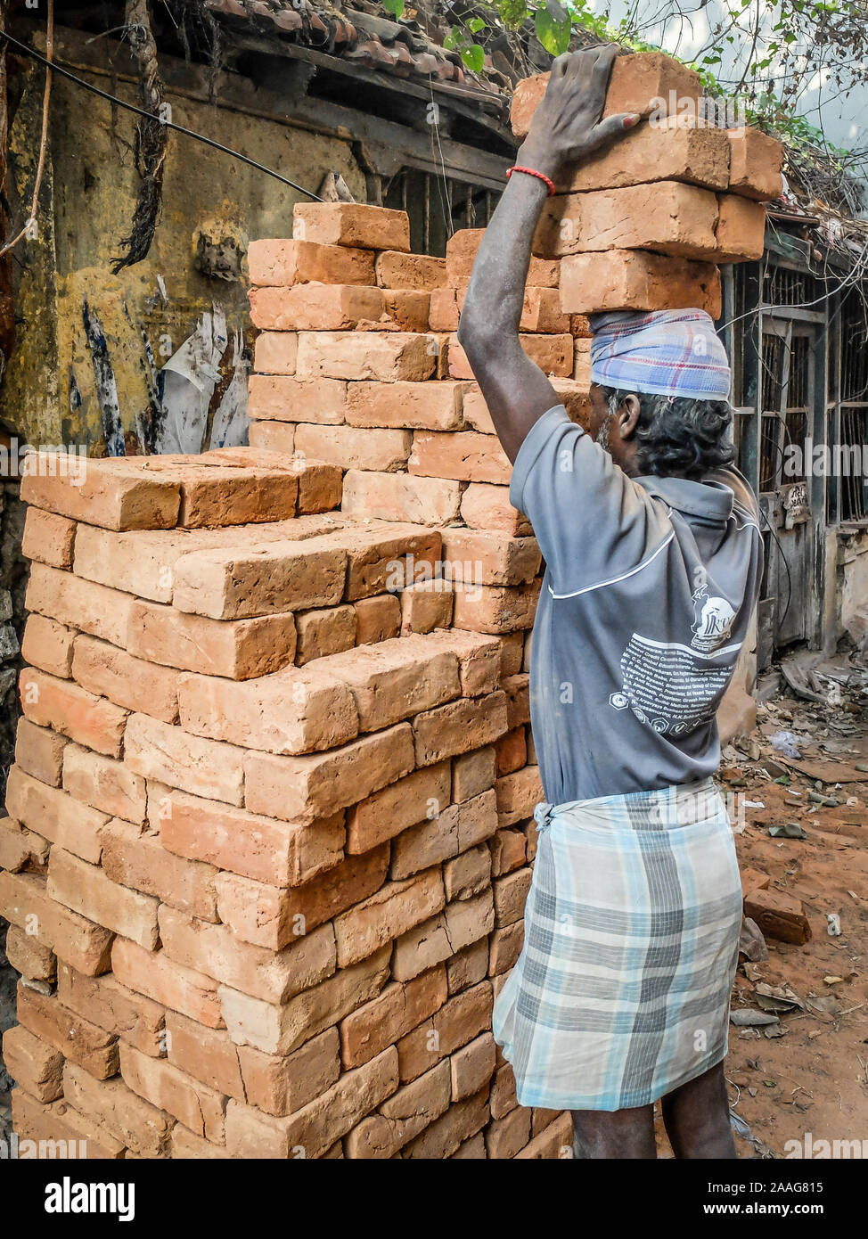 Workers head loads india hi-res stock photography and images - Alamy