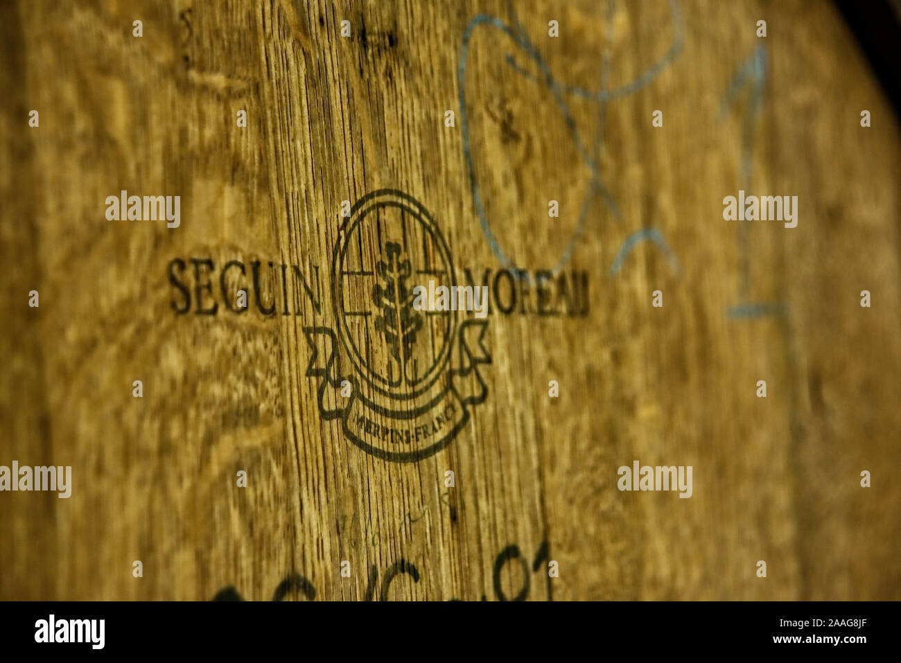 Wine barrels barrel table hi-res stock photography and images - Alamy