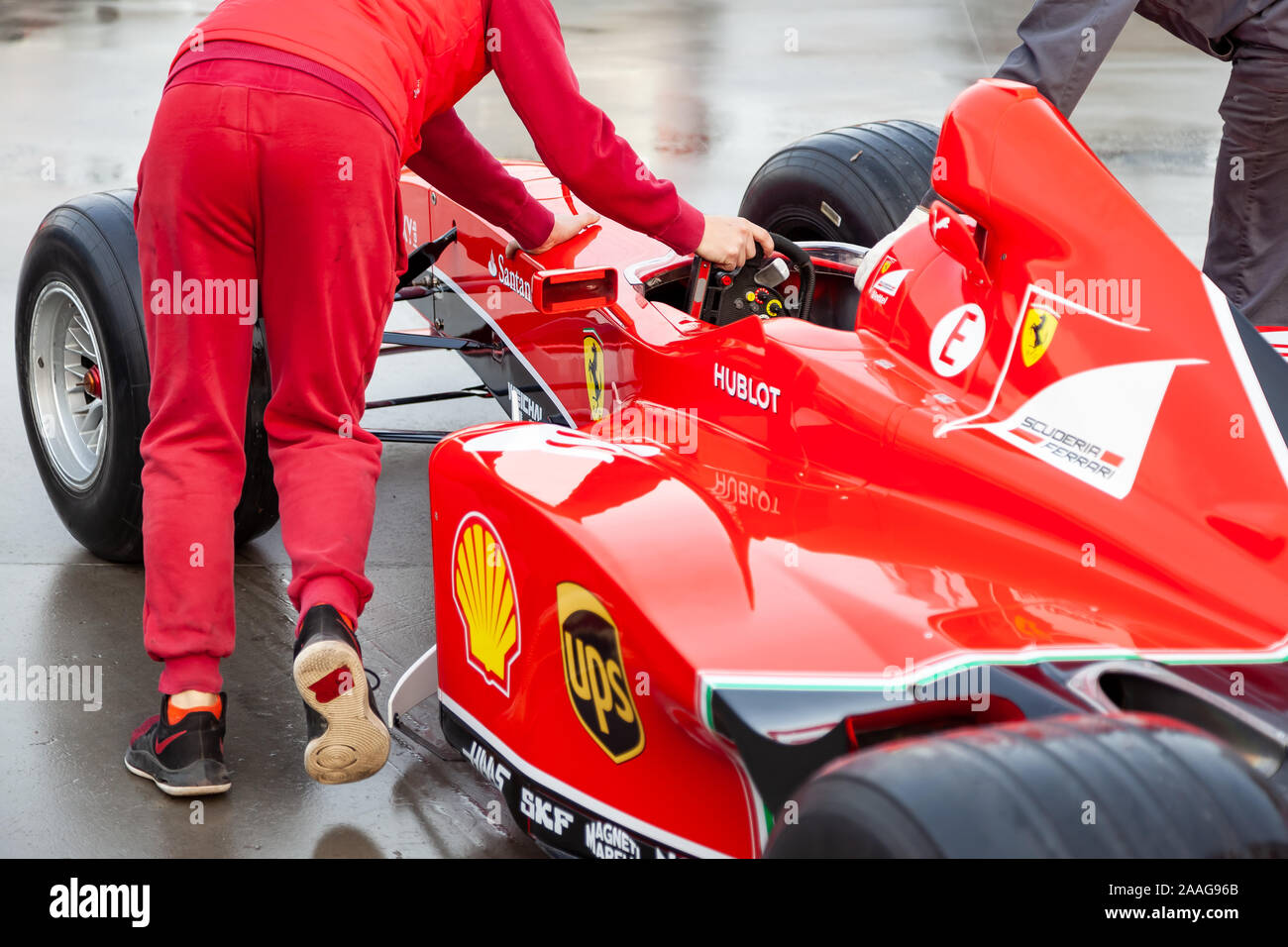 Ferrari formula 1 pit crew hi-res stock photography and images - Alamy