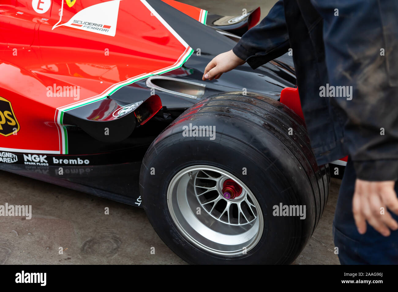 Formula 1 ferrari tire change hi-res stock photography and images - Alamy