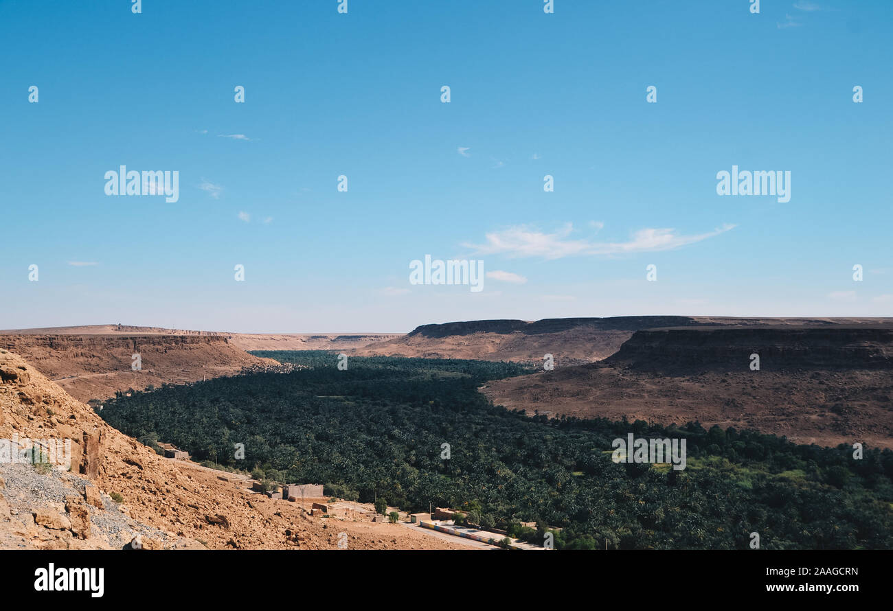 Big oasis in the way to the Merzouga Desert Stock Photo - Alamy