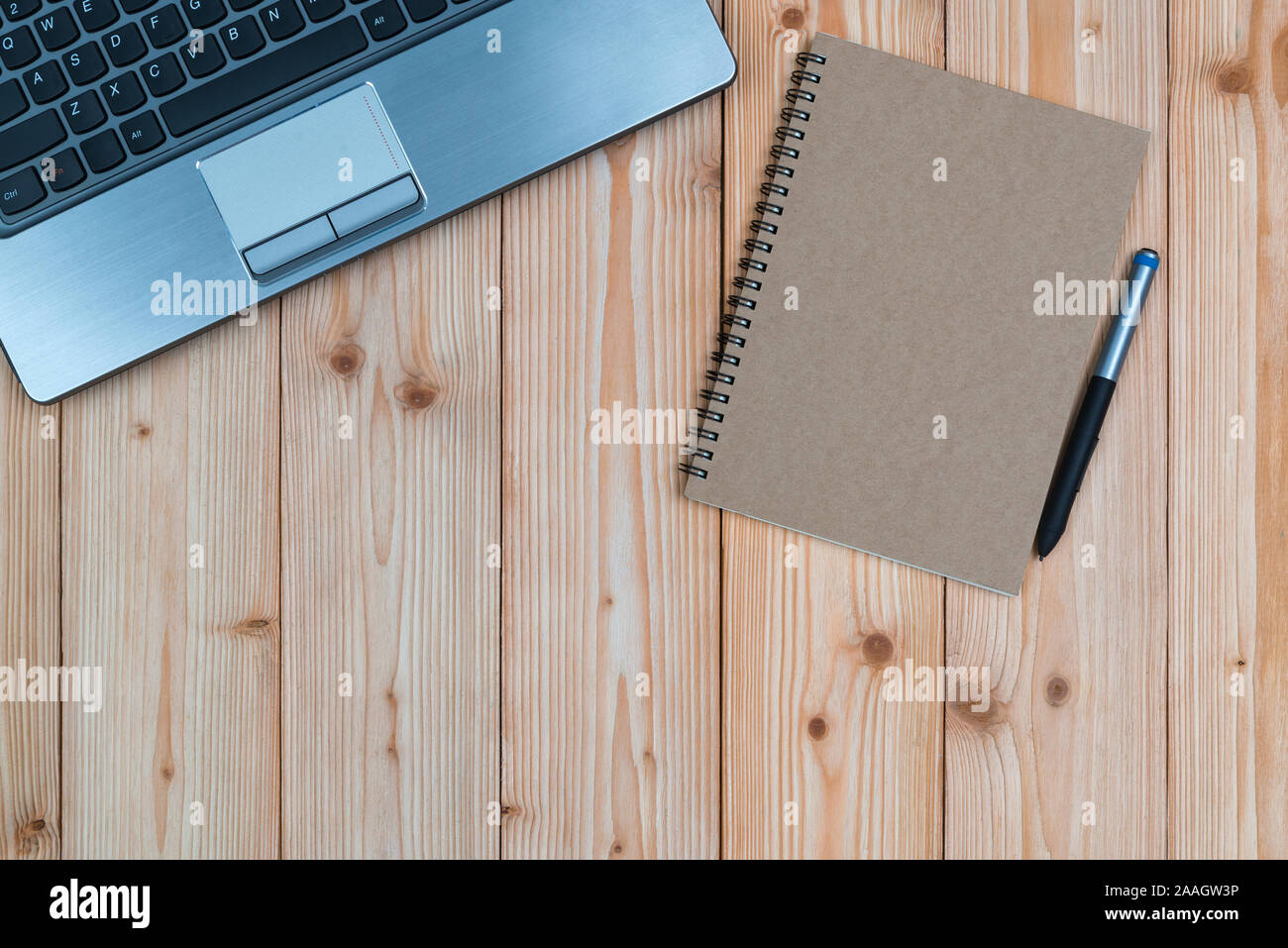 Laptop computer or notebook and note on working table or desk, work ...