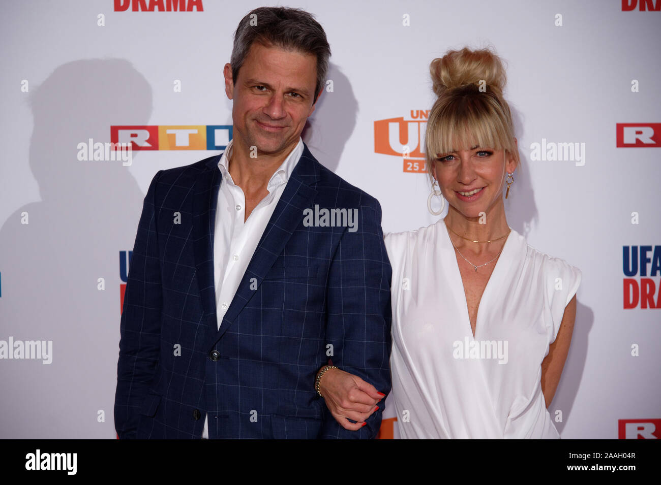 Cologne, Germany. 21st Nov, 2019. The actors Jens Hajek (l) and Isabell ...