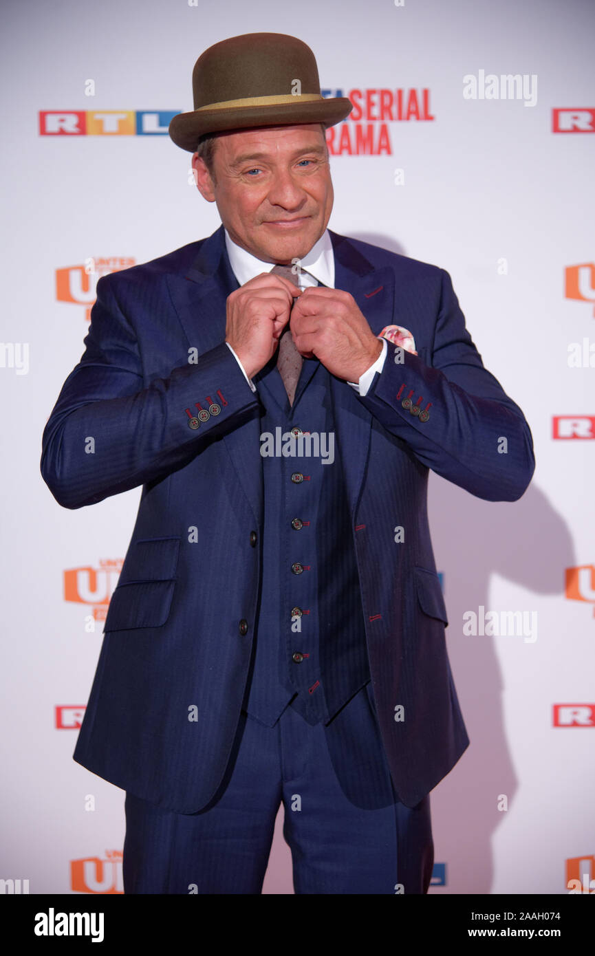 Cologne, Germany. 21st Nov, 2019. The actor Kai Noll comes to a party ...