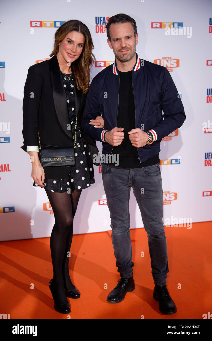 Cologne, Germany. 21st Nov, 2019. The actors Claudelle Deckert (l) and ...