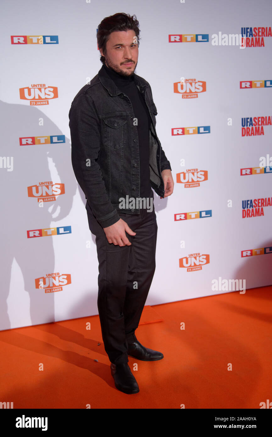 Cologne, Germany. 21st Nov, 2019. The actor Alexander Milo comes to a ...