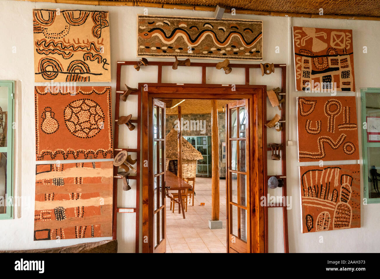 South african tribal art hi-res stock photography and images - Alamy
