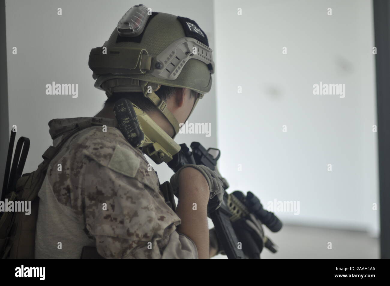 A marine breaching a room during the training Stock Photo - Alamy