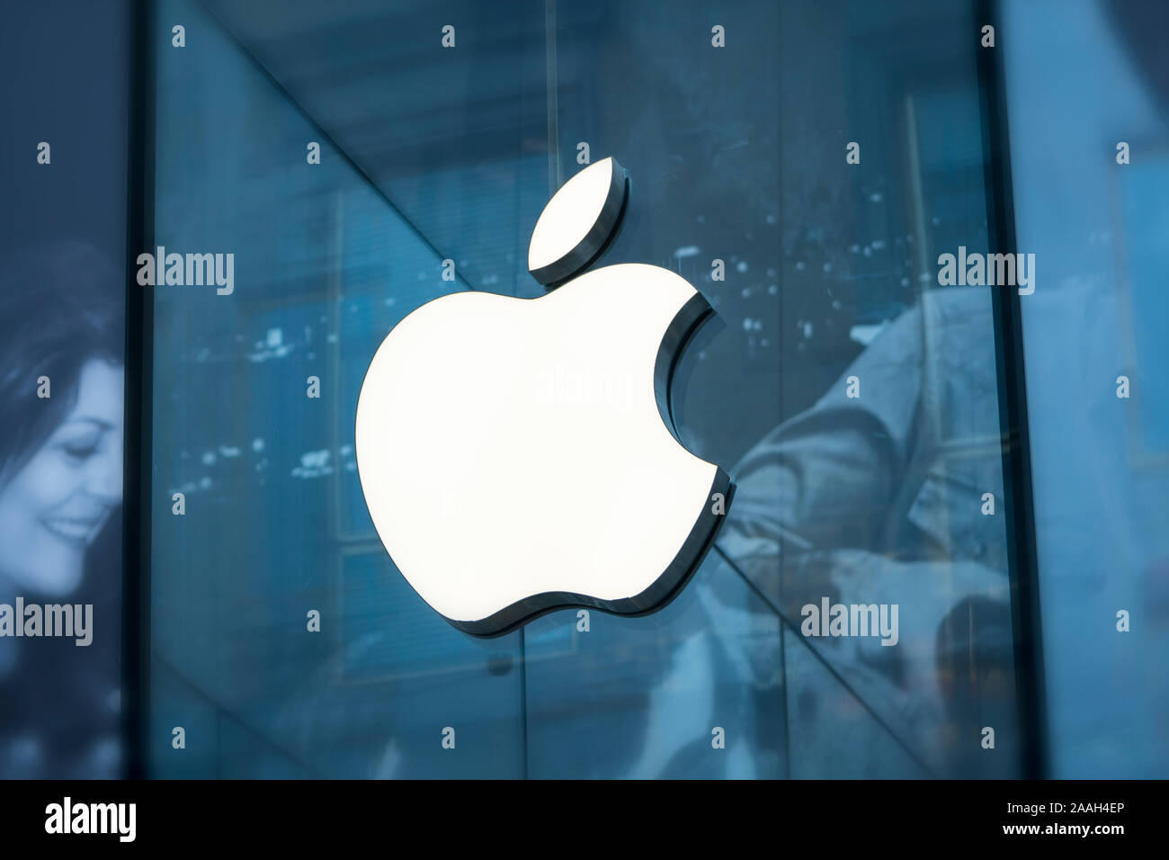 Apple store logo symbol hi-res stock photography and images - Alamy