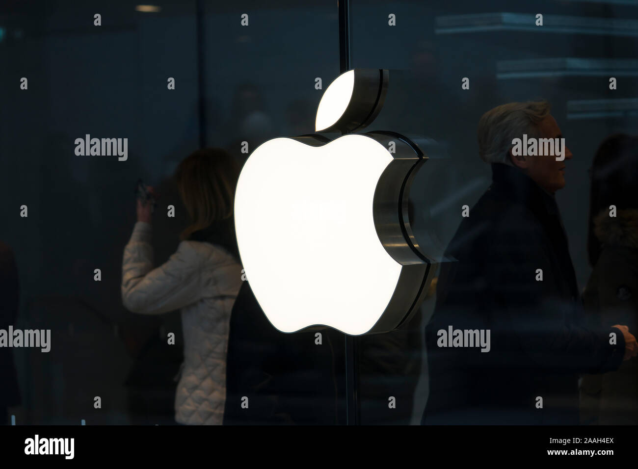 Apple logo sign on the flagship store in Milan, Italy Stock Photo - Alamy