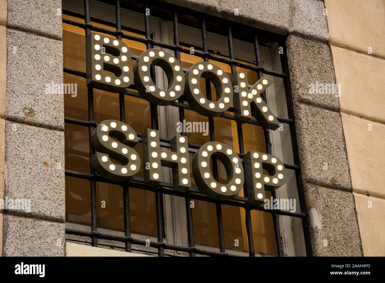 Book shop exterior hi-res stock photography and images - Alamy