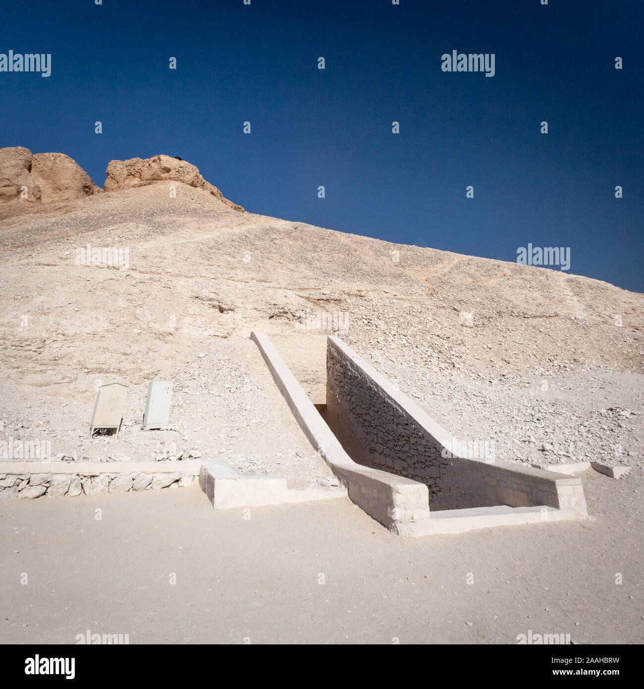 Valley of the kings tomb entrance hi-res stock photography and images ...