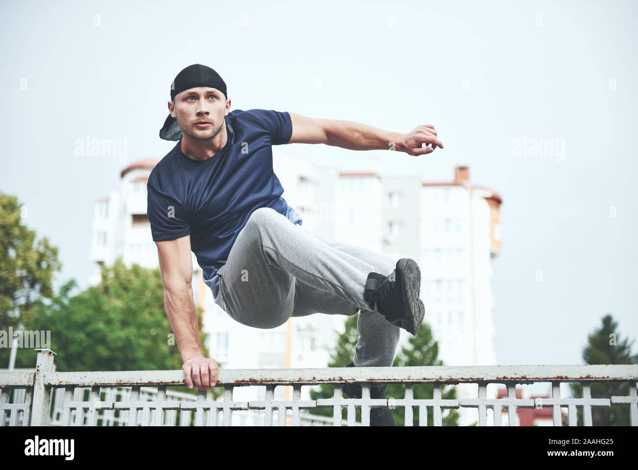 People doing parkour hi-res stock photography and images - Alamy