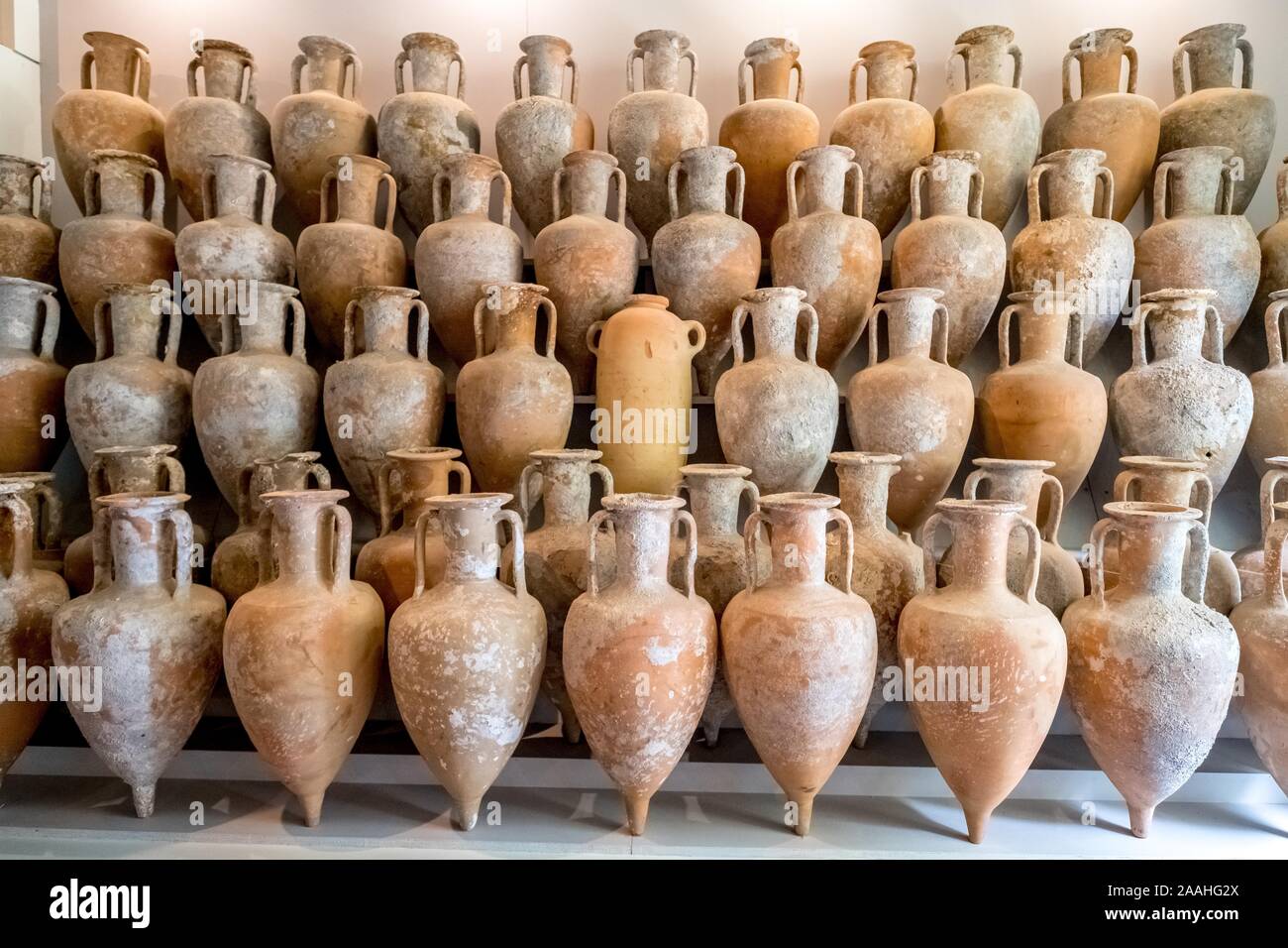 Amphorae hi-res stock photography and images - Alamy