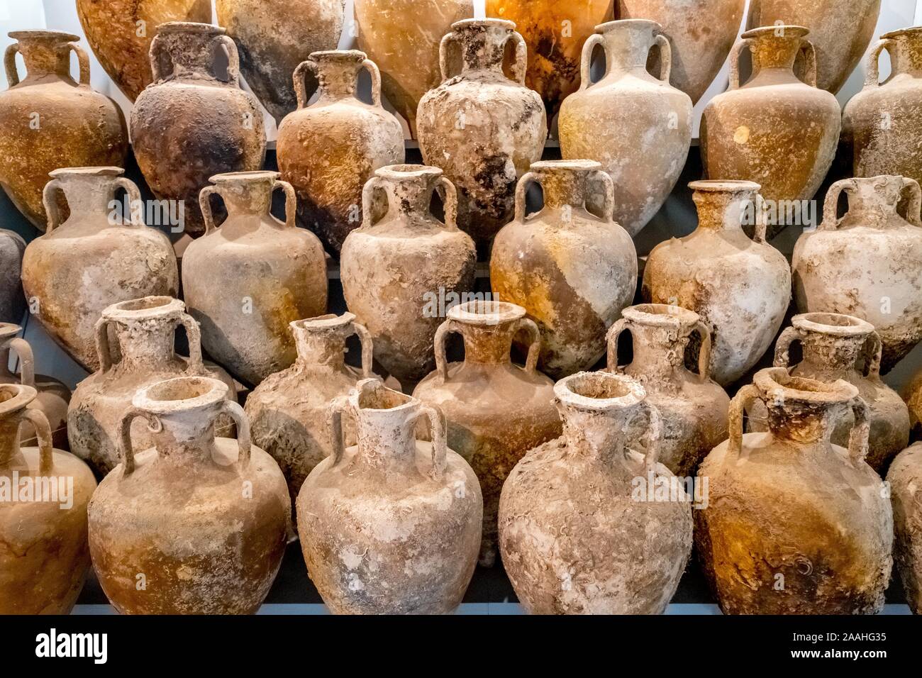 Amphorae hi-res stock photography and images - Alamy