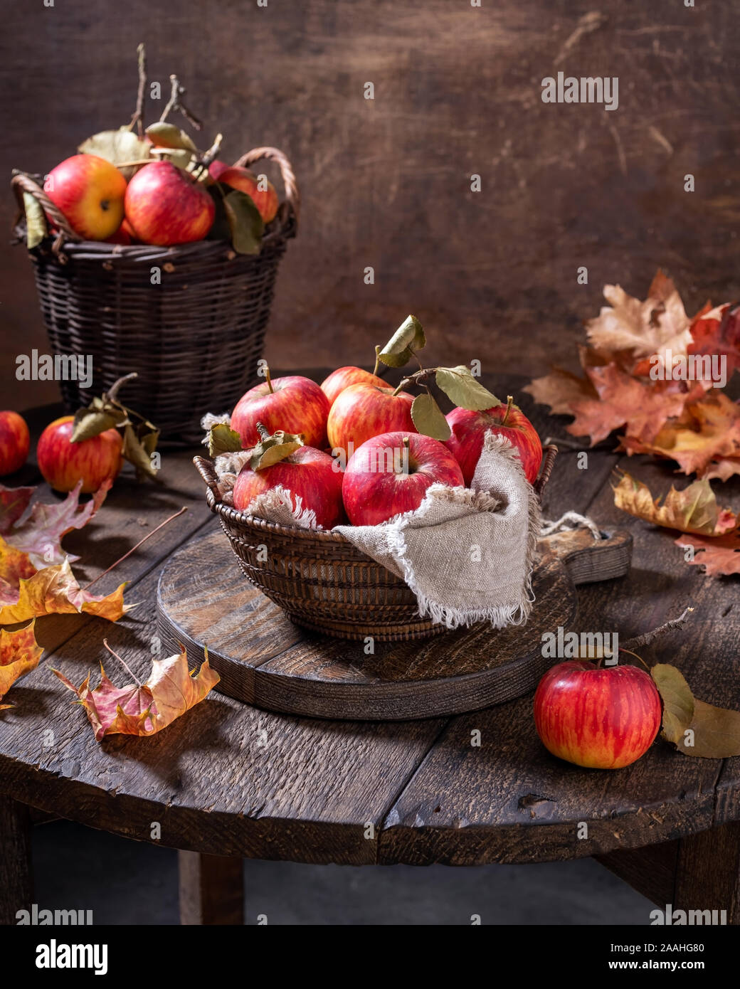 Apples on a table hi-res stock photography and images - Alamy
