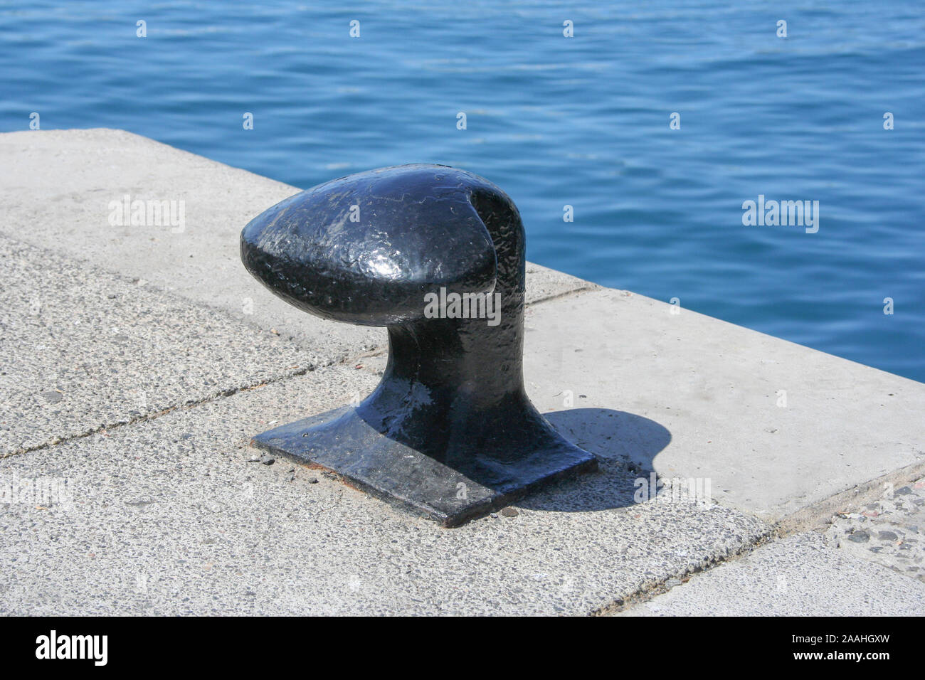 Mooring point and sea Stock Photo - Alamy