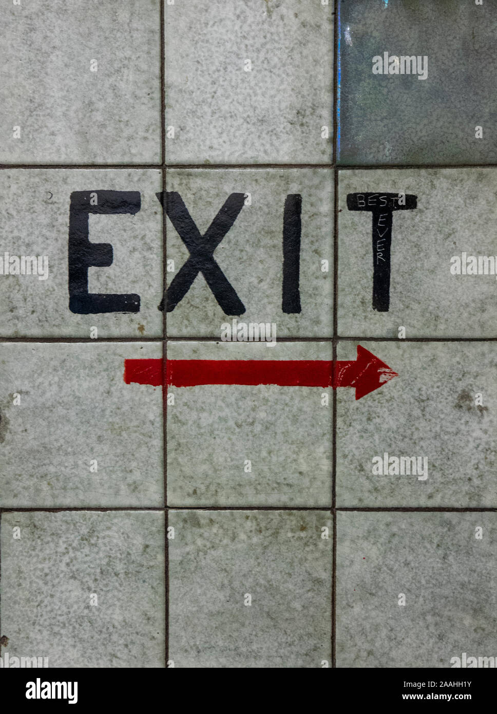 Red arrow pointing the way hi-res stock photography and images - Alamy