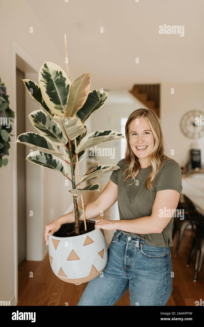 Person wearing large flower hi-res stock photography and images - Alamy