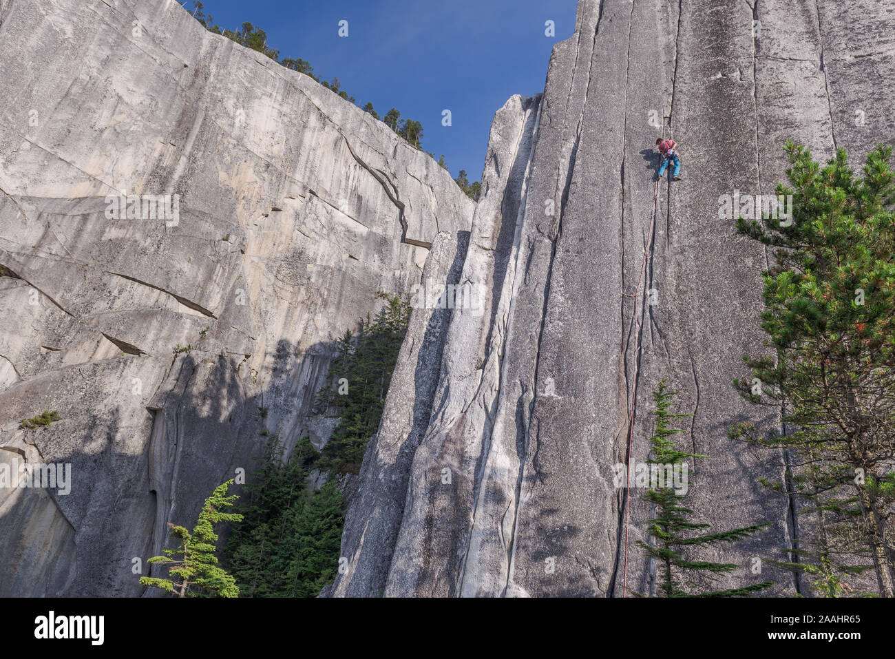 Climber scaling hi-res stock photography and images - Alamy