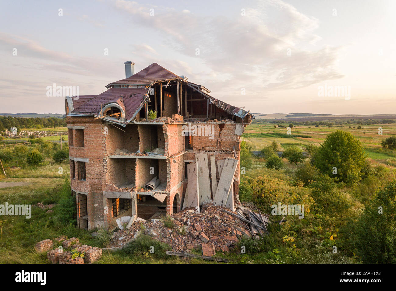 Old ruined building after earthquake. A collapsed brick house Stock ...