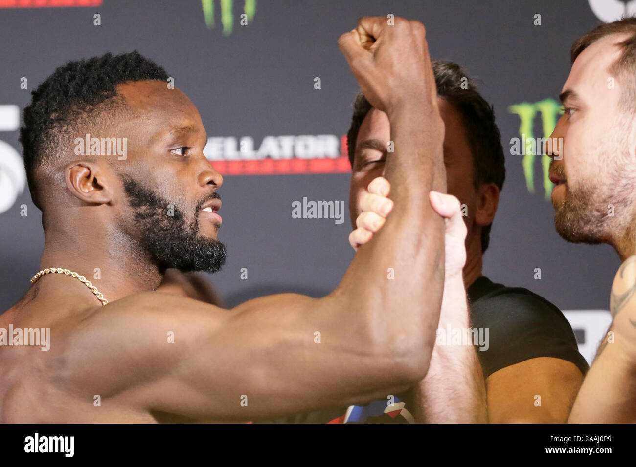 London, UK. 22nd November 2019. Middleweights, Fabian Edwards and ...