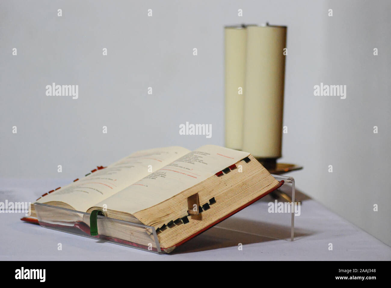 Open bible and candle hi-res stock photography and images - Alamy