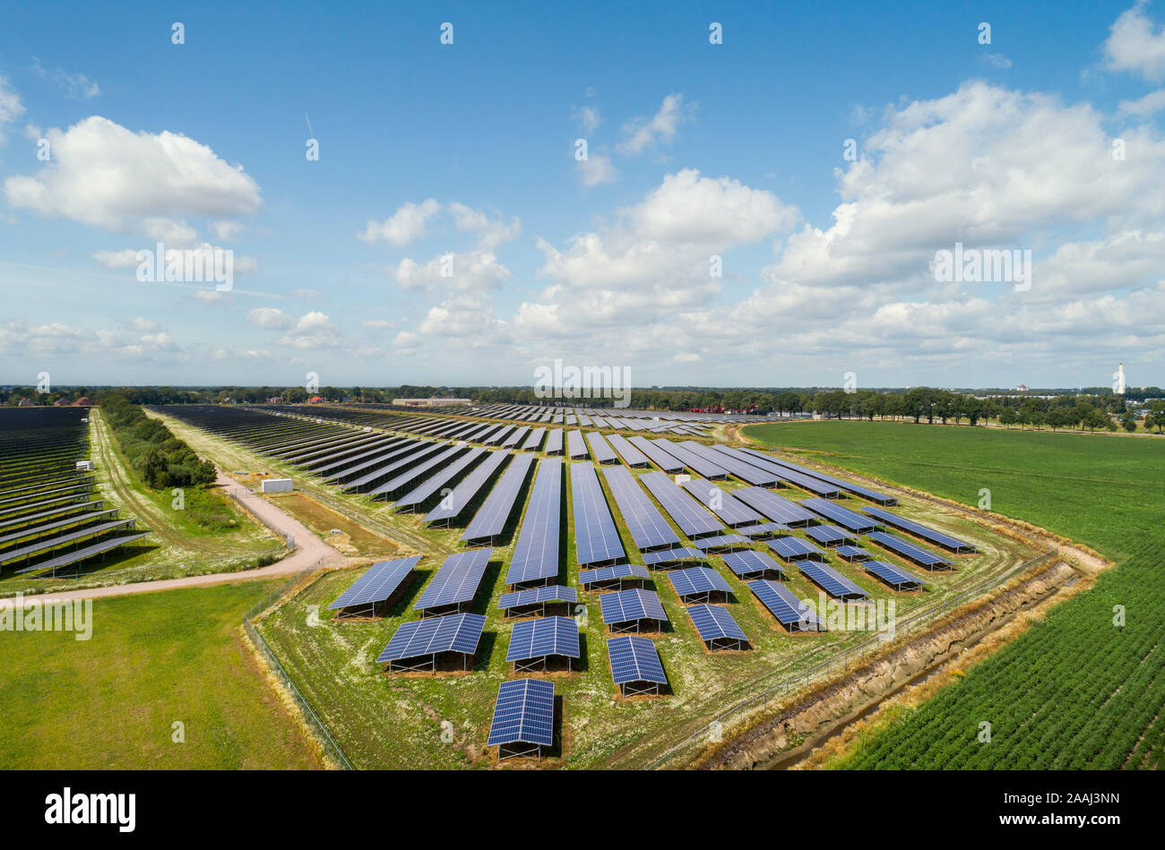 Solar farms landscape hi-res stock photography and images - Alamy