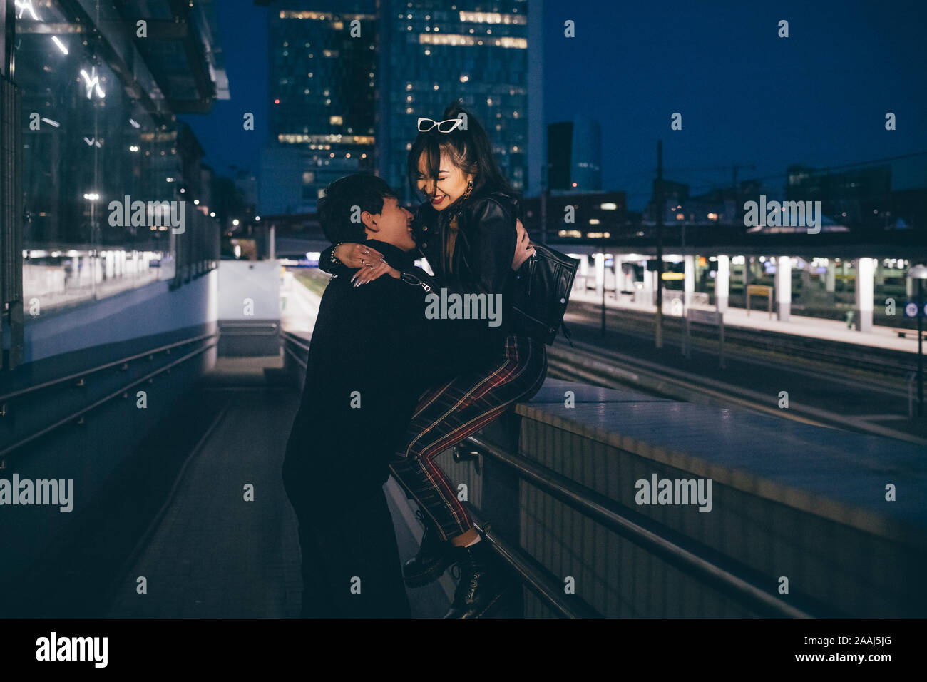 Couple hugging at train station hi-res stock photography and images - Alamy