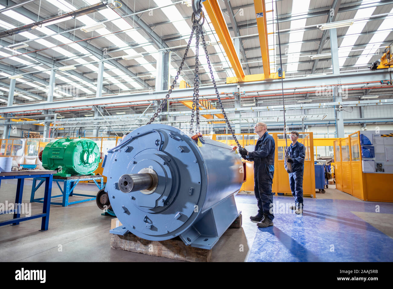 Senior and apprentice engineers hi-res stock photography and images - Alamy