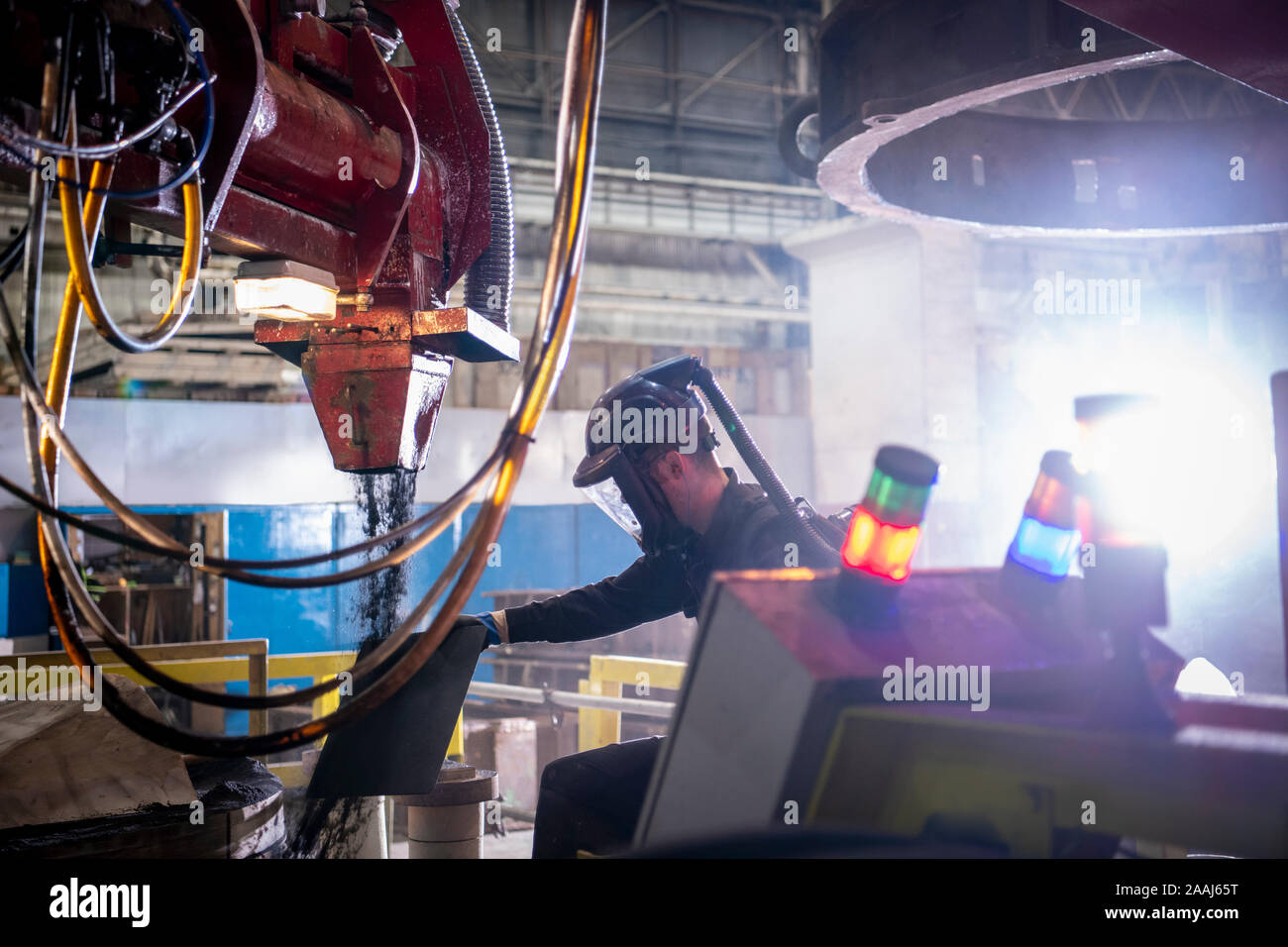Worker pouring molten iron hi-res stock photography and images - Alamy