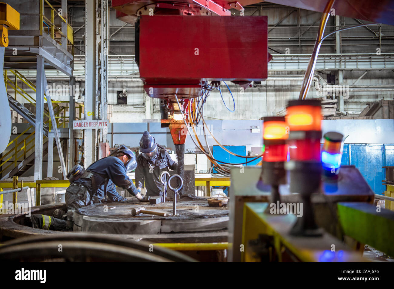 Pouring molten steel hi-res stock photography and images - Alamy