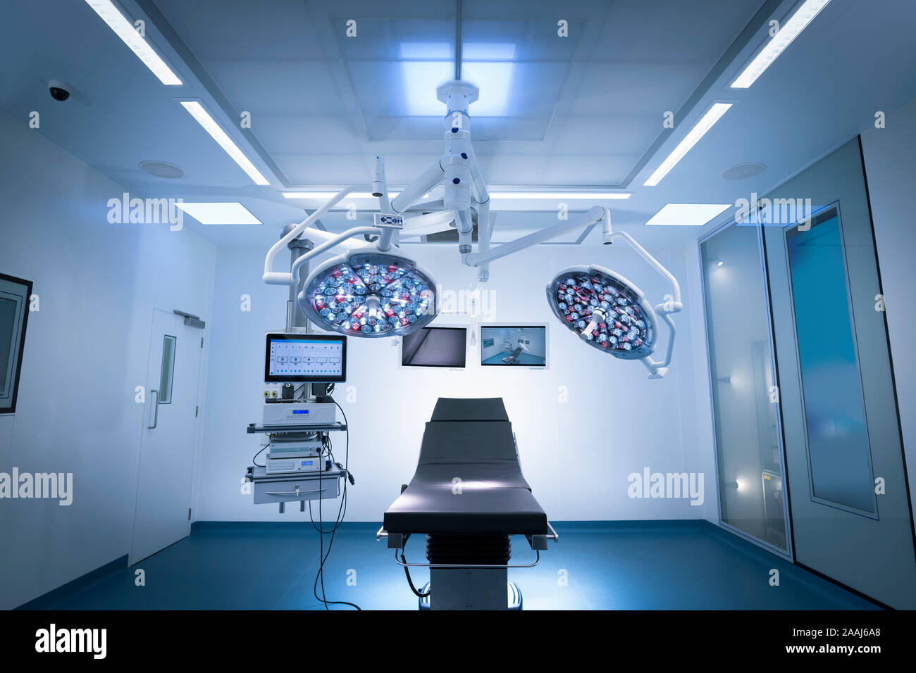 Hospital operating theatre hi-res stock photography and images - Alamy