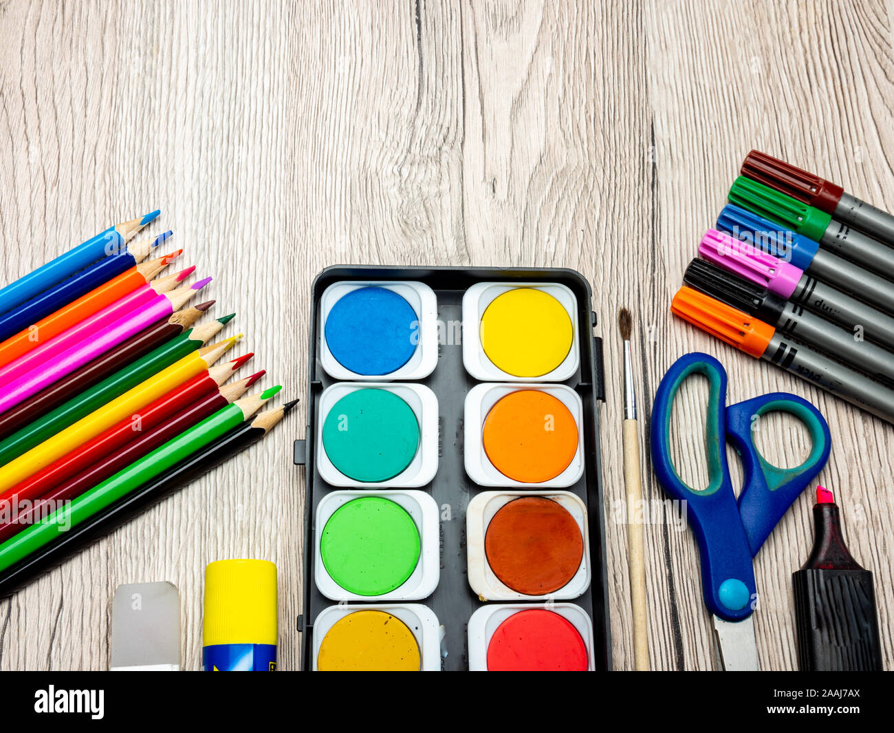 Painting and tinkering on a wood background Stock Photo - Alamy