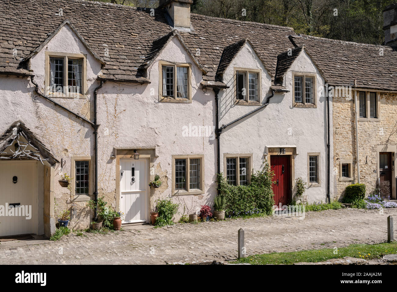Cute Traditional English stone Limestone Houses in the Cotswolds ...