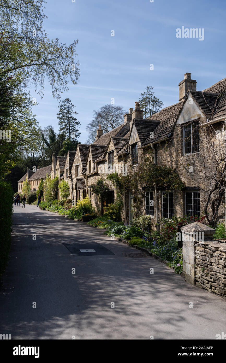 Cute Traditional English stone Limestone Houses in the Cotswolds ...