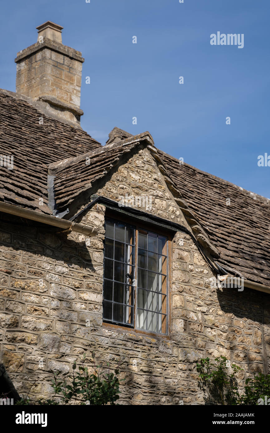 Cute Traditional English stone Limestone Houses in the Cotswolds ...